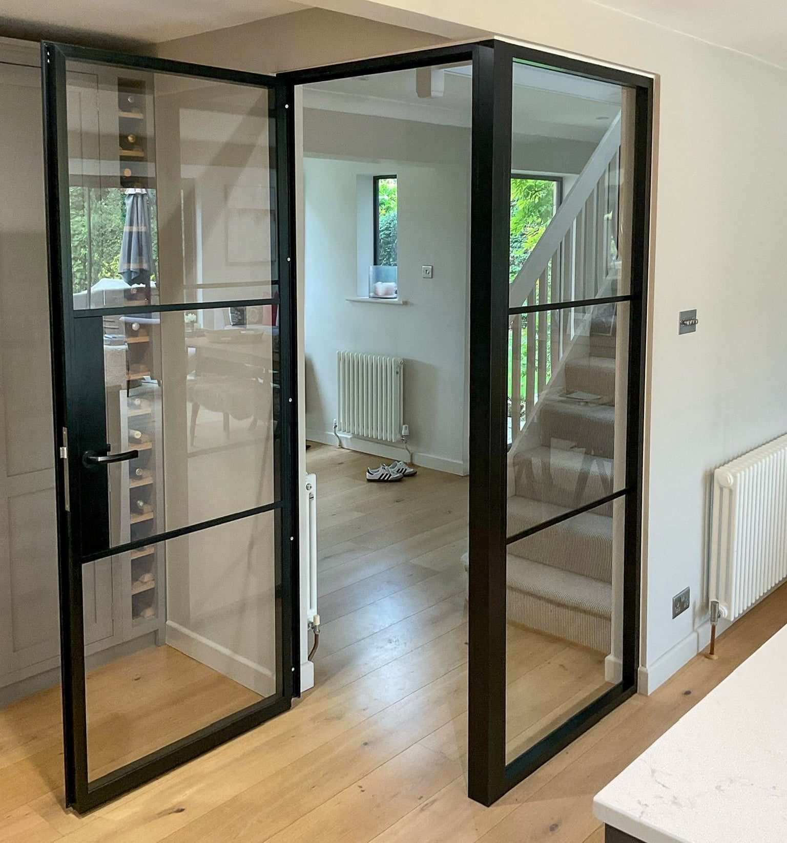 Slimline internal corner doors - Aluco